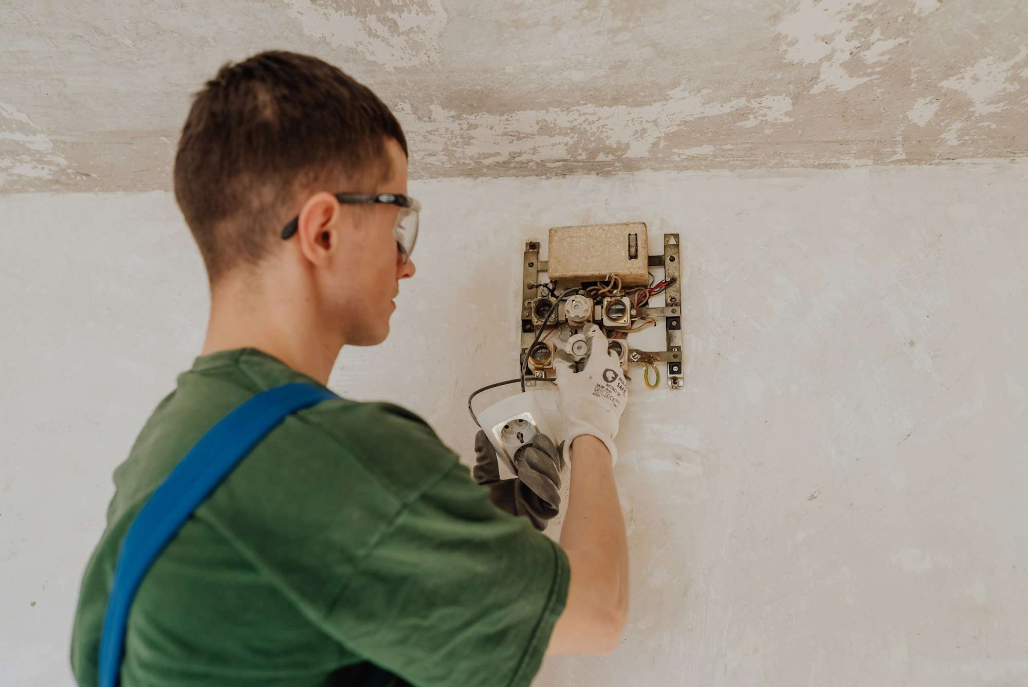 Unlock the Secrets: A Step-by-Step Guide to Becoming an Electrician ...